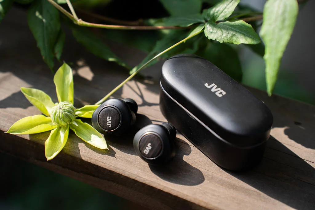 JVC HA-FW1000T — первые TWS-наушники с деревянным диффузором и адаптивным шумоподавлением